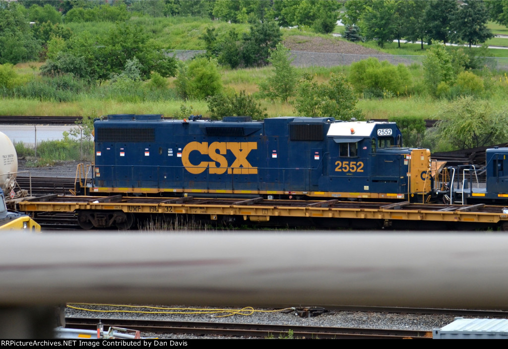 CSX GP38-2 2552 in South Philly